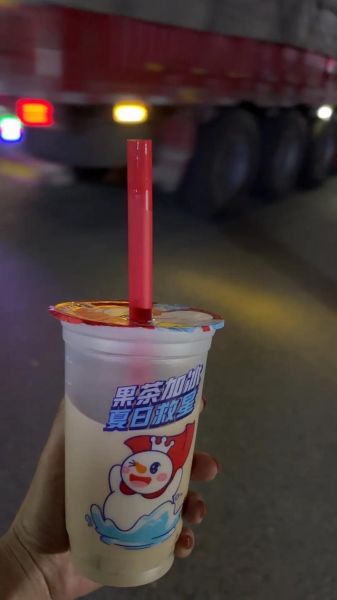 晚上拍奶茶图片怎么拍好看_晚上拍奶茶用什么灯光-第1张图片-山城妙识