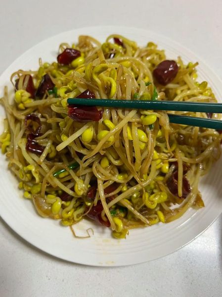 素炒黄豆芽怎么炒好吃_素炒黄豆芽需要焯水吗-第3张图片-山城妙识 素炒黄豆芽怎么炒好吃_素炒黄豆芽需要焯水吗-第3张图片-山城妙识