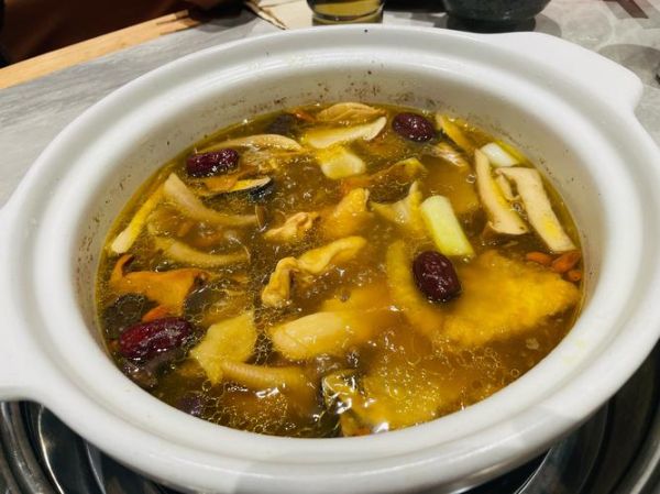 菌菇炖鸡汤怎么炖好喝_菌菇炖鸡汤用什么菌菇最好-第1张图片-山城妙识
