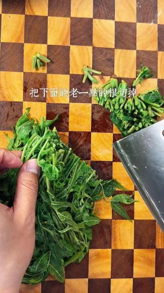 香椿芽鸡蛋饼怎么做_香椿芽鸡蛋饼的营养价值-第2张图片-山城妙识