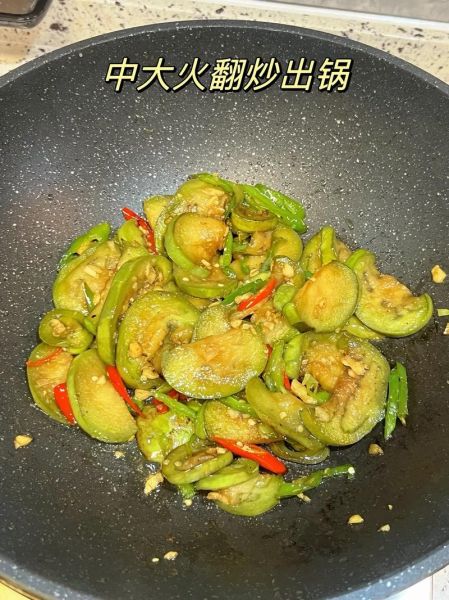 青椒炒青茄子怎么做_青茄子要不要焯水-第1张图片-山城妙识