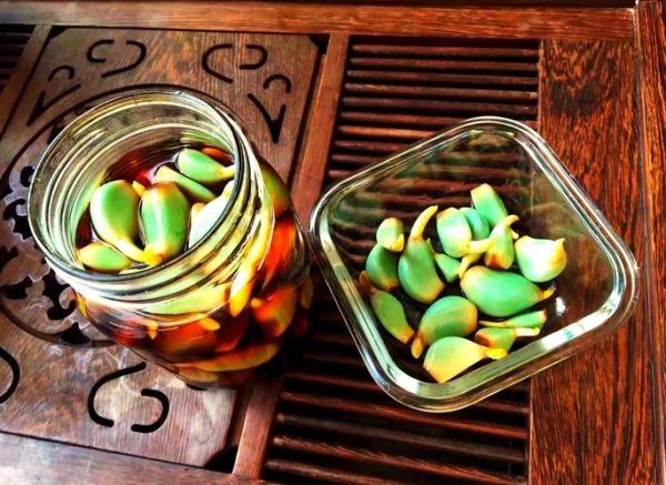 腊八蒜怎么做才正宗_腊八蒜变绿秘诀-第1张图片-山城妙识