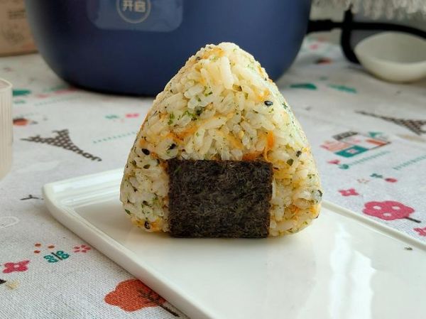 鱼松饭团怎么做_鱼松饭团热量高吗-第3张图片-山城妙识