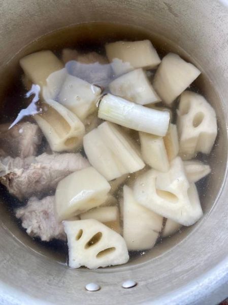 萝卜莲藕排骨汤的做法_萝卜莲藕排骨汤怎么炖好喝-第2张图片-山城妙识