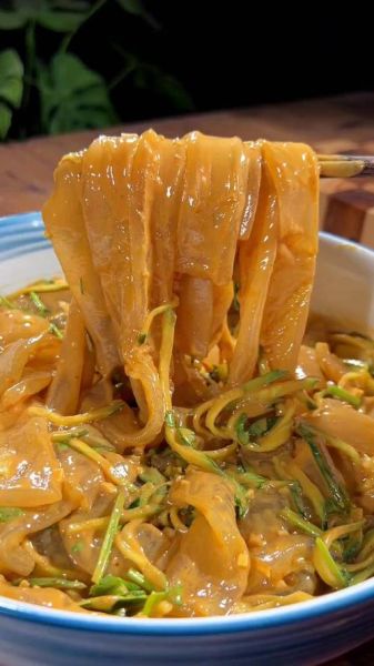 麻酱凉拌拉皮怎么做_麻酱凉拌拉皮热量高吗-第2张图片-山城妙识 麻酱凉拌拉皮怎么做_麻酱凉拌拉皮热量高吗-第2张图片-山城妙识