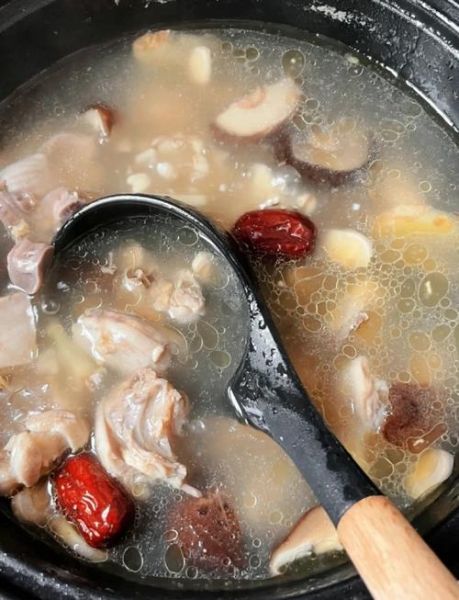 香菇炖鸡汤怎么炖好喝_香菇炖鸡汤需要焯水吗-第2张图片-山城妙识