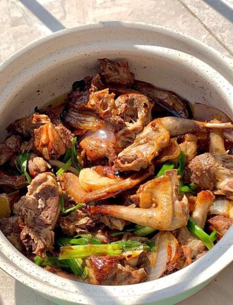 红烧鸽子肉怎么做好吃_红烧鸽子肉的家常做法-第1张图片-山城妙识