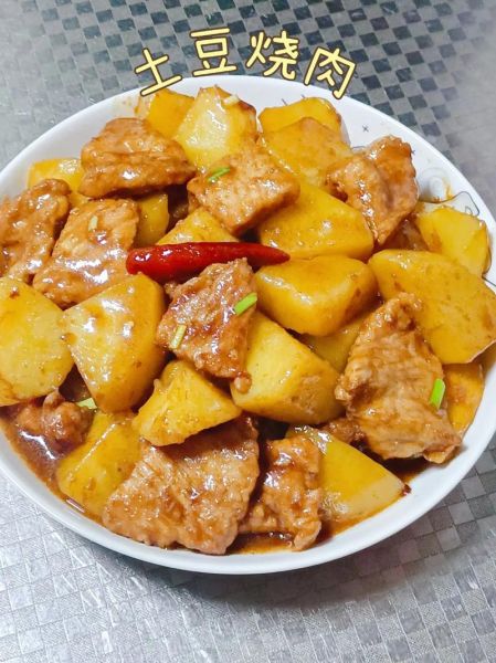 土豆烧肉怎么做最正宗_正宗土豆烧肉做法步骤-第2张图片-山城妙识