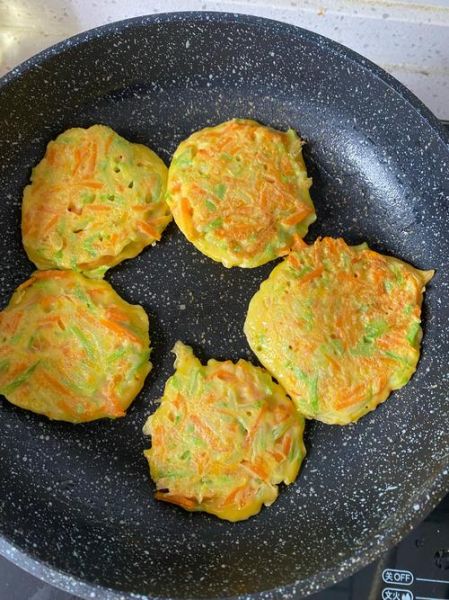 西葫芦胡萝卜鸡蛋饼怎么做_宝宝辅食可以吃吗-第3张图片-山城妙识