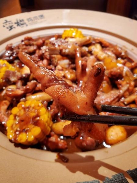 鸡爪煲怎么做才软糯入味_鸡爪煲需要焯水吗-第1张图片-山城妙识