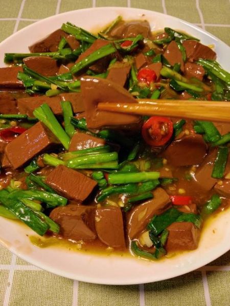 鸭血炒韭菜怎么做_鸭血炒韭菜热量高吗-第3张图片-山城妙识