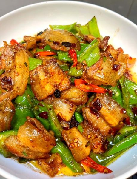 青椒蒜苗回锅肉怎么做_回锅肉先煮还是先炒-第1张图片-山城妙识 青椒蒜苗回锅肉怎么做_回锅肉先煮还是先炒-第1张图片-山城妙识