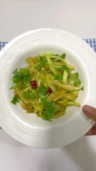 西瓜皮怎么做好吃_凉拌西瓜皮的做法-第3张图片-山城妙识