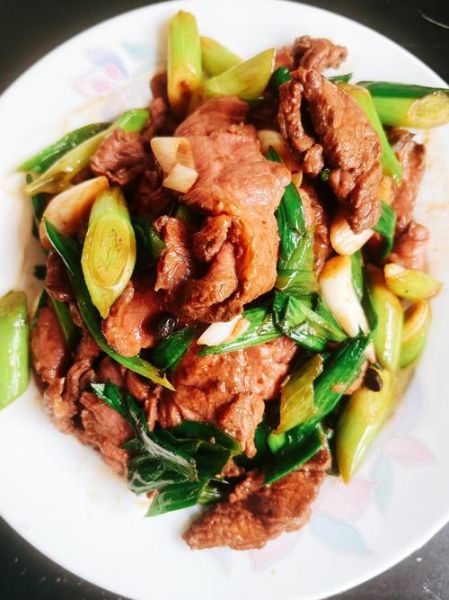 蒜苗炒牛肉怎么炒才嫩_蒜苗炒牛肉要不要焯水-第2张图片-山城妙识