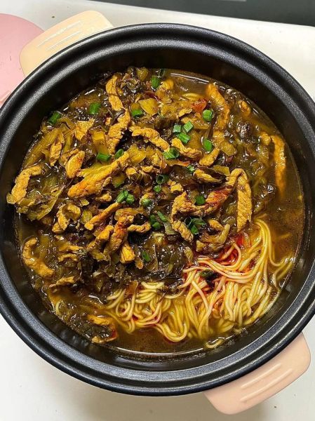 雪菜肉丝面怎么做好吃_雪菜肉丝面做法窍门-第1张图片-山城妙识