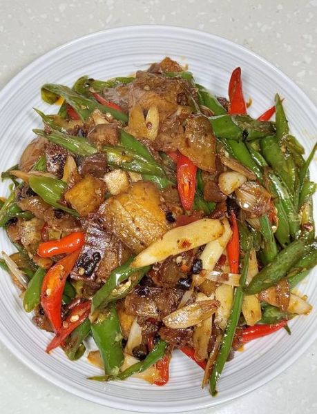 青椒回锅肉怎么做好吃_青椒回锅肉做法窍门-第1张图片-山城妙识