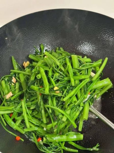 空心菜怎么炒是碧绿的_炒空心菜不变色技巧-第3张图片-山城妙识