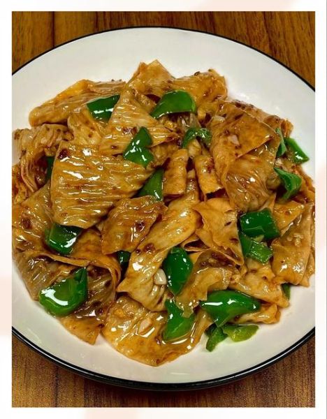 青椒炒豆油皮怎么做_豆油皮炒青椒的家常做法-第1张图片-山城妙识