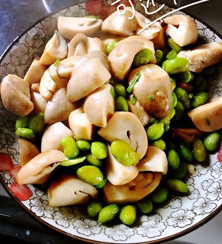 草菇炒毛豆怎么做_草菇炒毛豆的营养价值-第1张图片-山城妙识