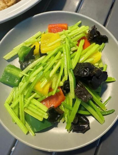 香芹怎么炒好吃_香芹炒什么最香-第1张图片-山城妙识 香芹怎么炒好吃_香芹炒什么最香-第1张图片-山城妙识