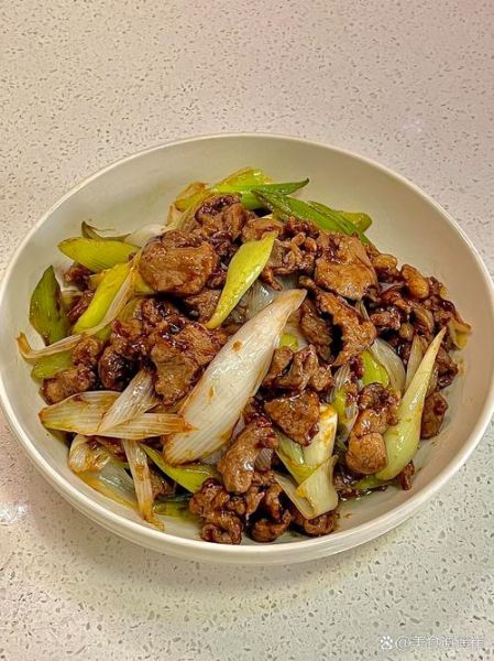 葱爆羊肉怎么做才嫩_葱爆羊肉家常做法-第1张图片-山城妙识