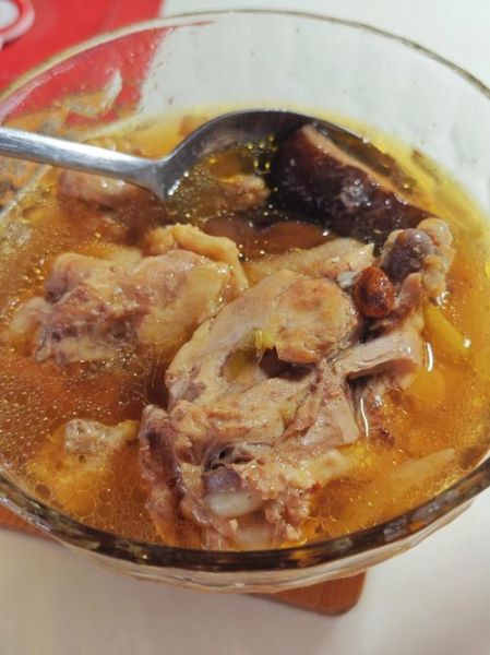 香菇炖鸡可以加什么一起炖_香菇炖鸡加什么食材更鲜-第1张图片-山城妙识