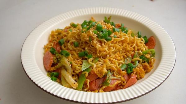 鸡蛋炒方便面怎么做_鸡蛋炒方便面热量高吗-第2张图片-山城妙识