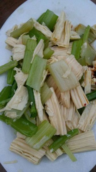凉拌腐竹芹菜怎么做_腐竹芹菜凉拌要不要焯水-第3张图片-山城妙识