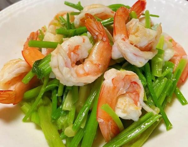 芹菜炒虾仁怎么炒好吃又嫩_虾仁不老的秘诀-第1张图片-山城妙识