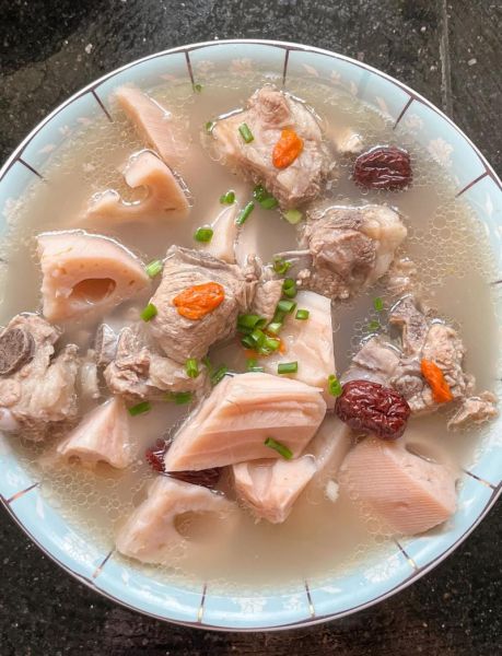 莲藕排骨汤怎么炖好喝又营养_莲藕排骨汤的做法窍门-第2张图片-山城妙识