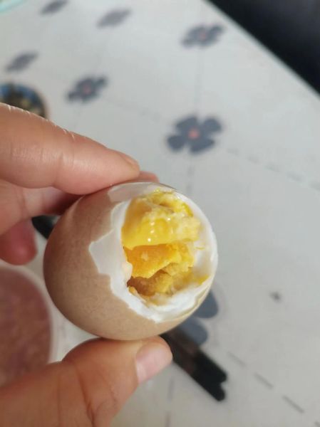 煮咸鸭蛋冷水下锅还是热水_煮多久才流油-第2张图片-山城妙识