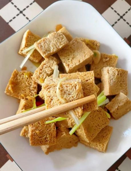 冻豆腐怎么炒好吃又简单_冻豆腐炒什么配菜最香-第1张图片-山城妙识