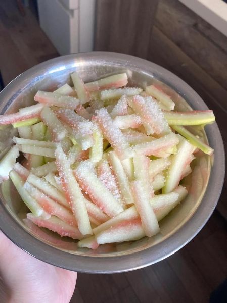 西瓜皮怎么炒好吃_西瓜皮炒菜做法大全-第1张图片-山城妙识