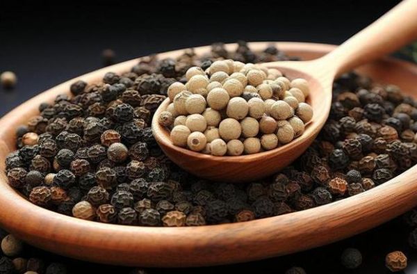 黑胡椒什么人不能吃_黑胡椒不能和什么一起吃-第3张图片-山城妙识