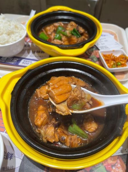 黄焖鸡米饭正宗吃法_黄焖鸡米饭怎么吃才地道-第3张图片-山城妙识