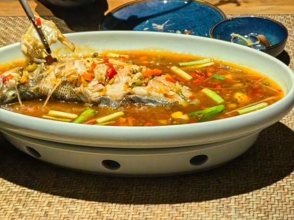 鲈鱼汤放什么配菜好吃_鲈鱼汤配菜推荐-第1张图片-山城妙识