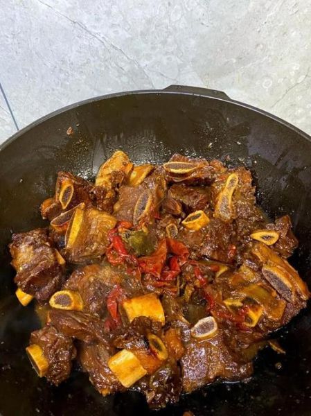 黄焖牛排骨怎么做才正宗_正宗黄焖牛排骨用什么调料-第2张图片-山城妙识
