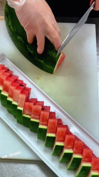 西瓜果盘怎么切好看_西瓜切法摆盘技巧-第1张图片-山城妙识 西瓜果盘怎么切好看_西瓜切法摆盘技巧-第1张图片-山城妙识