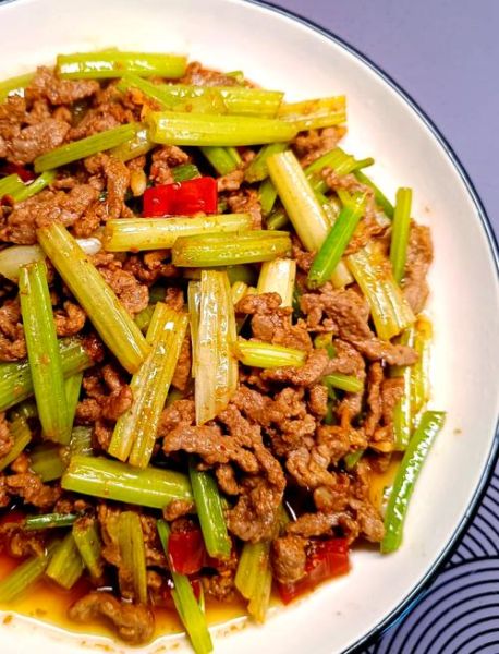 芹菜炒牛肉末怎么炒才嫩_芹菜炒牛肉末家常做法-第1张图片-山城妙识