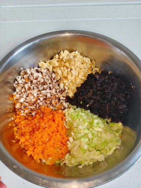 西葫芦鸡蛋木耳饺子怎么做_西葫芦鸡蛋木耳饺子馅要不要焯水-第1张图片-山城妙识