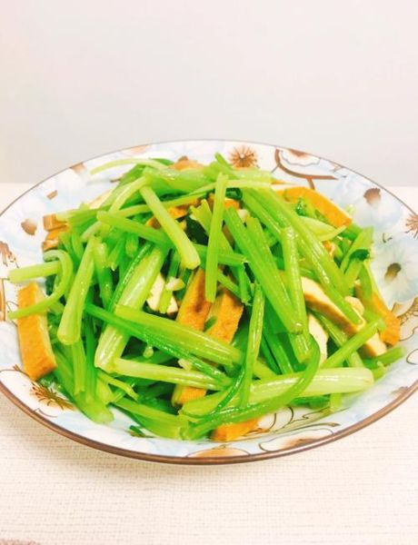 香干炒芹菜怎么炒好吃_香干炒芹菜用焯水吗-第1张图片-山城妙识