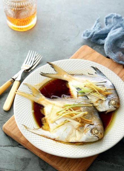 鲳鱼怎么清蒸好吃又简单_清蒸鲳鱼的家常做法-第1张图片-山城妙识