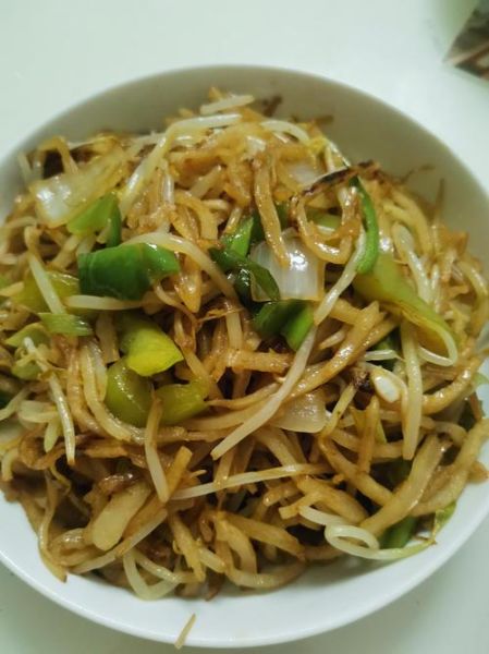 豆芽鸡蛋炒饼怎么做_豆芽鸡蛋炒饼热量高吗-第2张图片-山城妙识