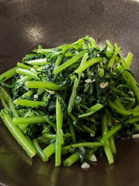 茼蒿菜怎么炒好吃_茼蒿菜家常做法步骤-第1张图片-山城妙识