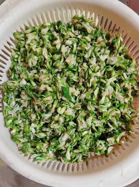 槐花饺子馅怎么做_槐花饺子馅做法大全视频-第1张图片-山城妙识 槐花饺子馅怎么做_槐花饺子馅做法大全视频-第1张图片-山城妙识
