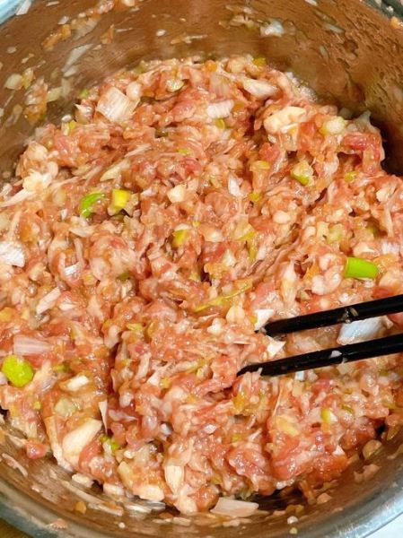 大葱肉饺子馅怎么调好吃_大葱猪肉馅调馅秘诀-第2张图片-山城妙识