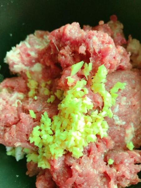 牛肉胡萝卜饺子怎么调馅好吃_牛肉胡萝卜饺子热量高吗-第3张图片-山城妙识