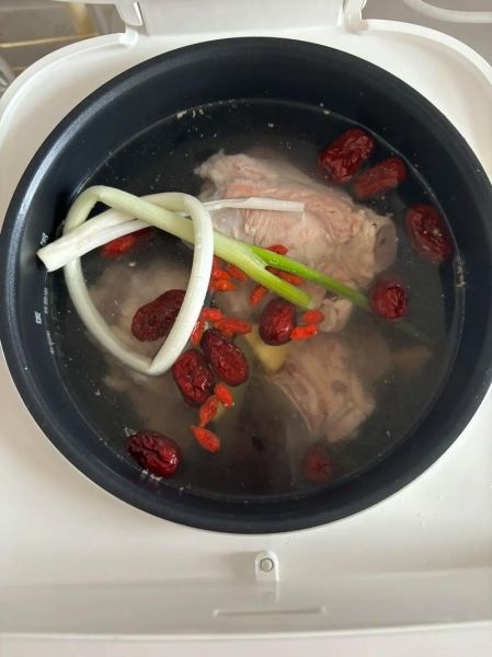 骨头汤怎么熬得白_骨头焯水用冷水还是热水-第1张图片-山城妙识