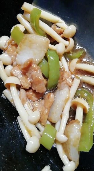 青椒炒蘑菇怎么做最好吃_青椒炒蘑菇的秘诀-第2张图片-山城妙识