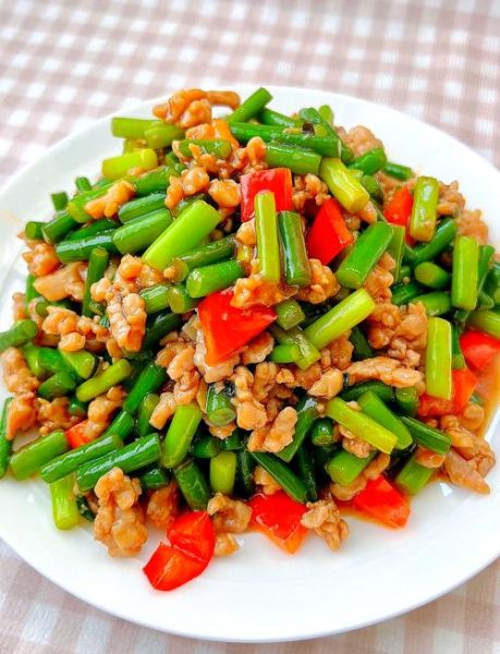蒜薹炒肉怎么炒才嫩_蒜薹炒肉用哪个部位-第1张图片-山城妙识